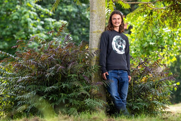 Arvid (24) heeft nog een Nokia en draagt shirts van tien jaar oud: ‘De ...