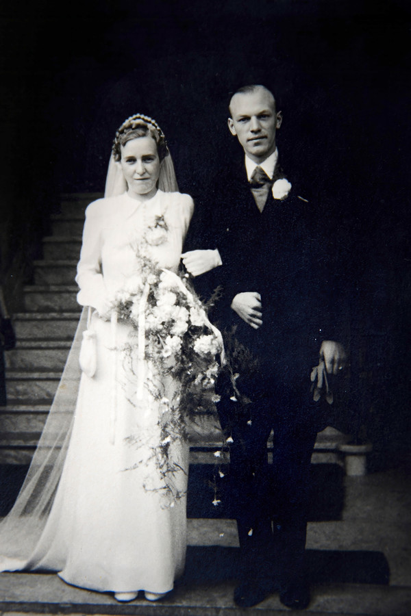 Het emotionele oorlogsverhaal van Aad de Mos: ‘Het woord ‘rotmof’ kwam ...