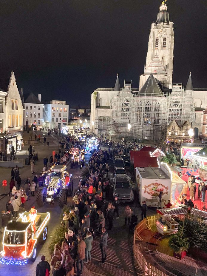 IN BEELD. Feeërieke lichtjesparade trekt langs de kerstmarkt | Oudenaarde | hln.be