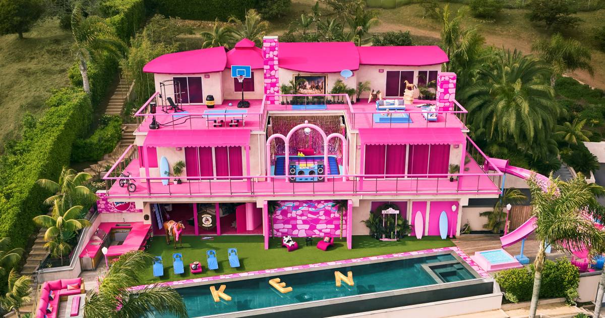 BINNENKIJKEN. Je kan nu het iconische knalroze ‘Barbie’-droomhuis huren ...