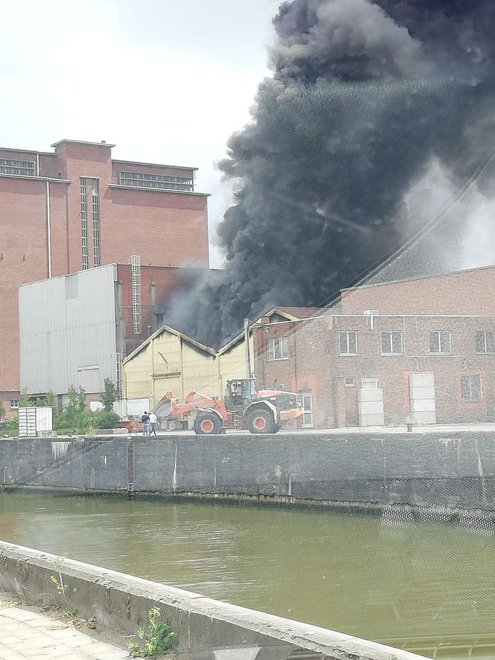 Dikke rook door brand bij Sidegro | Roeselare | hln.be