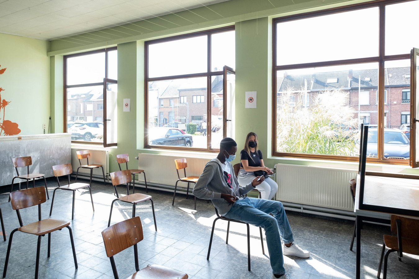 Atheneum Willebroek bouwt refter om tot vaccinatiecentrum: 60 jongeren ...