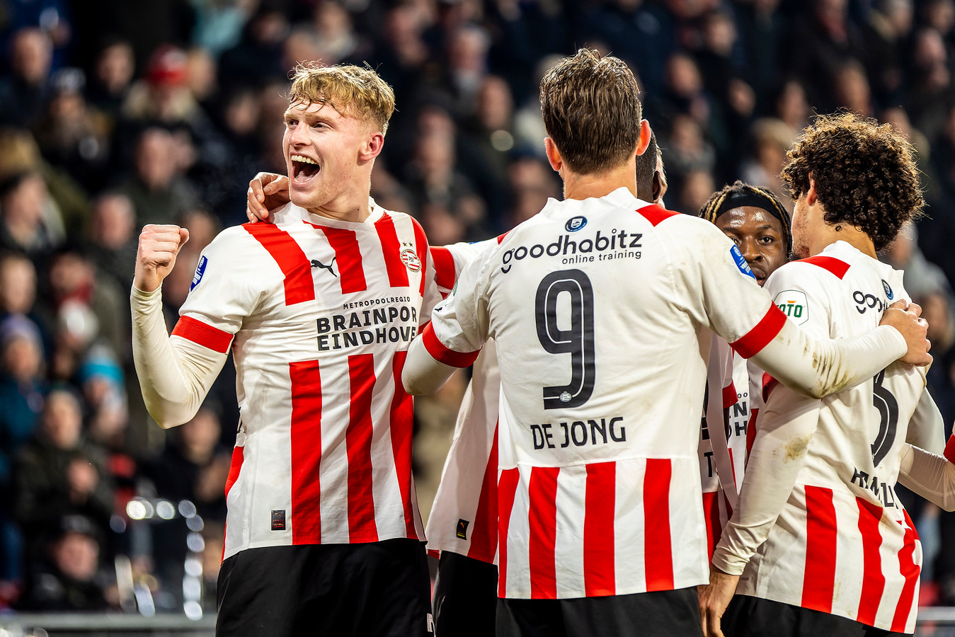 Xavi Simons zorgt er op deze manier voor dat PSV in balbezit geen water ...