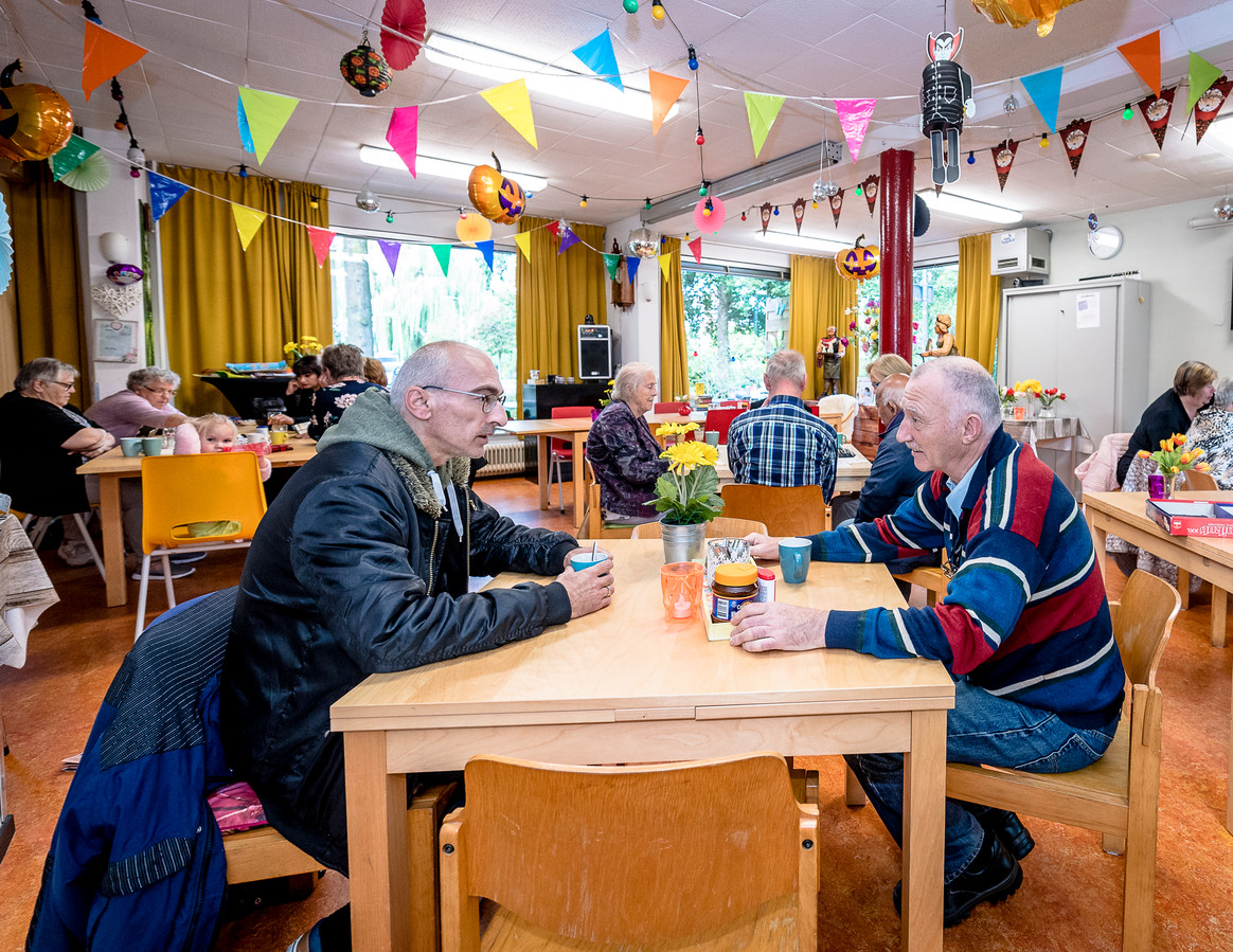 Nieuw regenboogcafé voor lesbische en homoseksuele ouderen uit Capelle ...