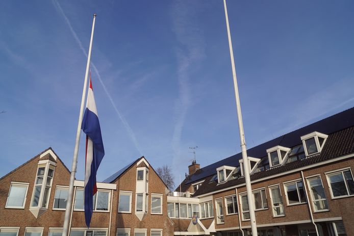 Bunschoten hangt vlag halfstok en doneert 10.000 euro aan Giro555 voor ...