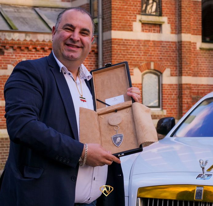 Salar Azimi pronkt met peperdure sleutelhanger | Sluis | pzc.nl