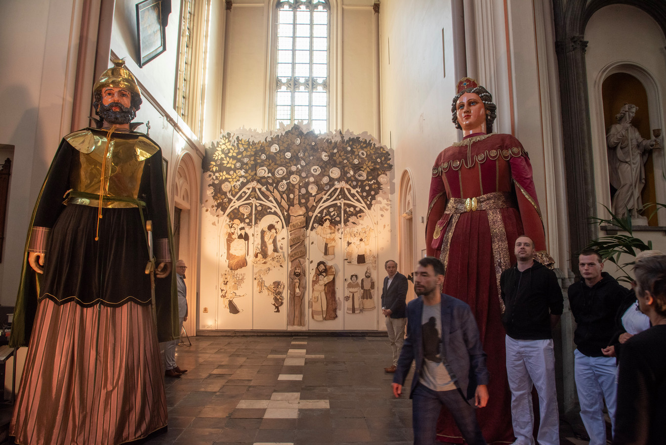 Reus en Reuzin nemen intrek in hun Paviljoen van Leven en dood en ...