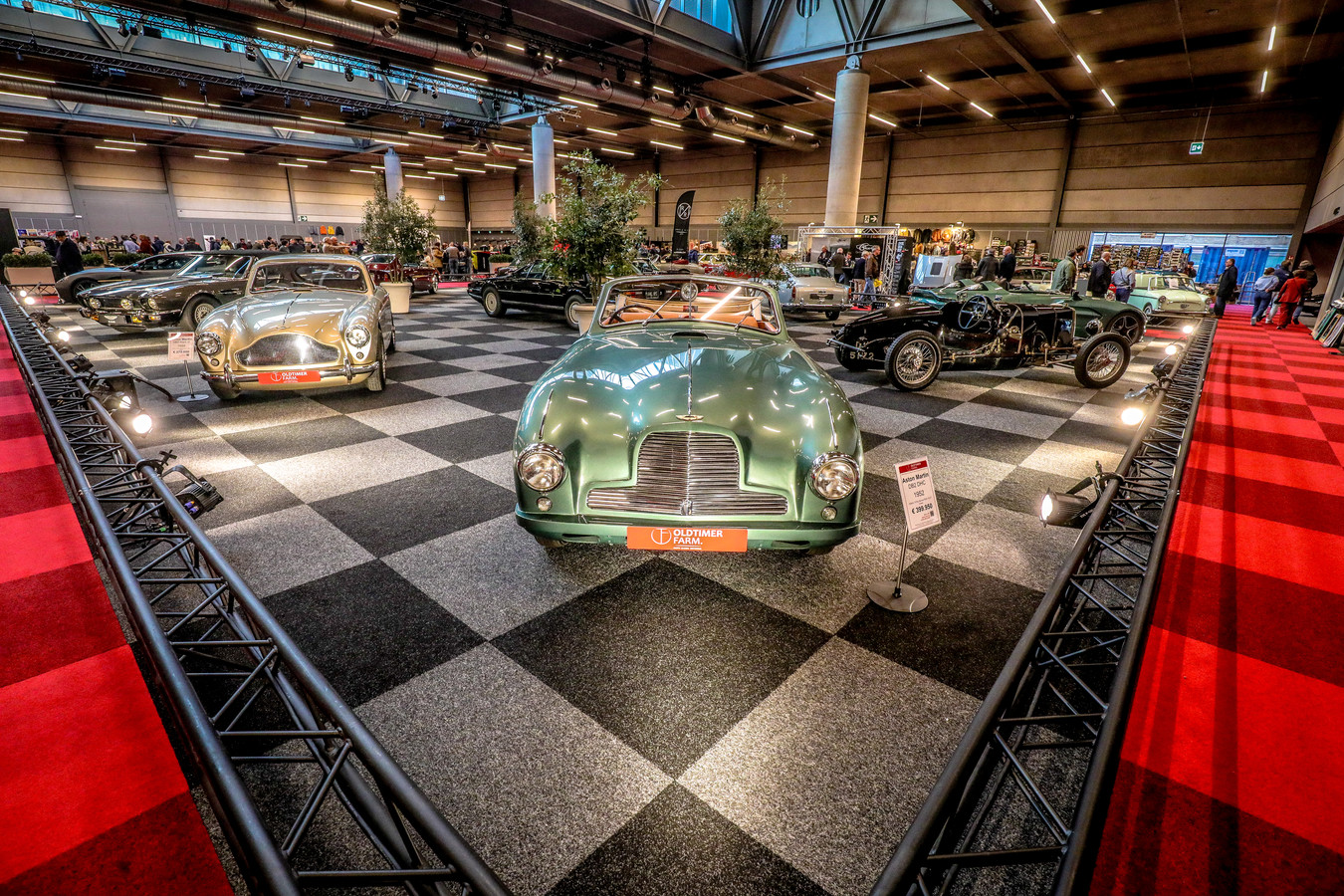 IN BEELD. De grote terugkeer van Auto Classics naar het Beursplein in ...