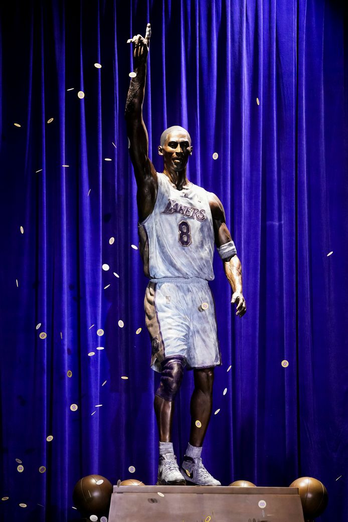 “Tough s**t”: emotionele Vanessa Bryant onthult standbeeld van Kobe en ...