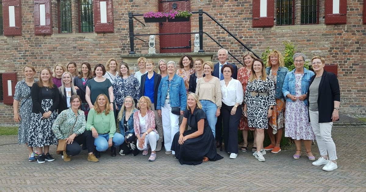 Collega's nemen afscheid van dokter De Boer, familie Hansen na jaren ...