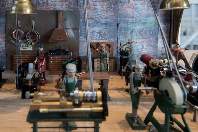 ‘Opa stoom’ knutselt stoommachines: zijn eerste video hierover levert ...