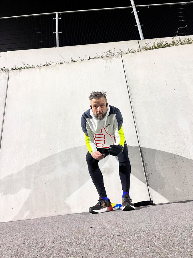 Waarom ‘banaan-man’ Ken (44) de benen uit zijn lijf loopt: “Als ...