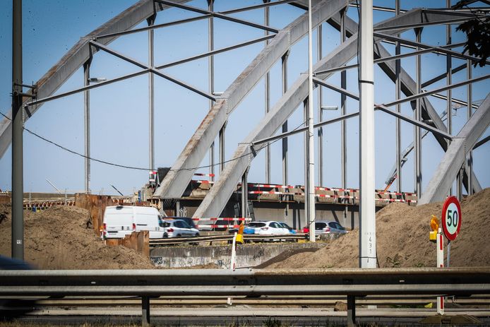 Nieuwe verkeerslichten op kruispunt Hasseltse Grote Ring met Kempische Steenweg: nachtelijke ...