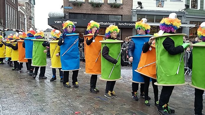 Video | Kleurrijke carnavalsoptocht trekt door centrum Zwolle ...