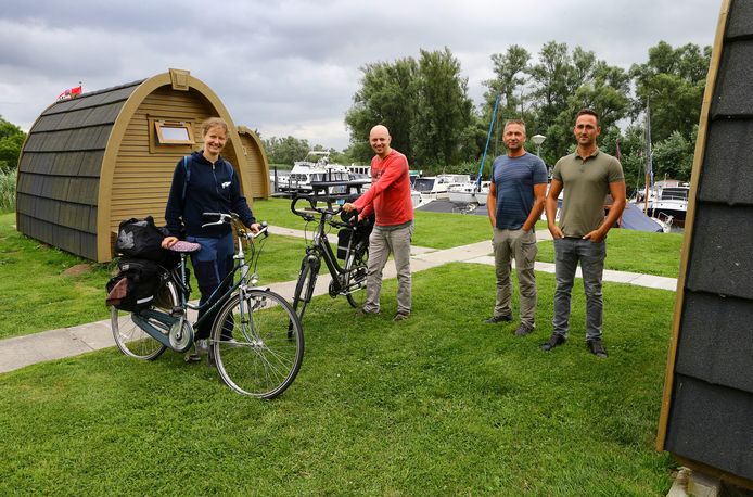 Zalig slapen in een trekkershut bij Jachthaven van Oversteeg in de ...