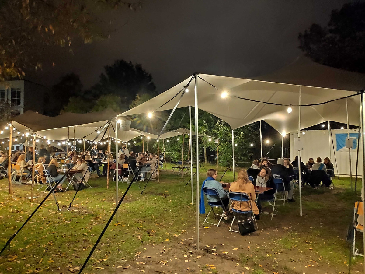 Als studenten geen coronaproof locatie vinden creëren ze er zelf een ...