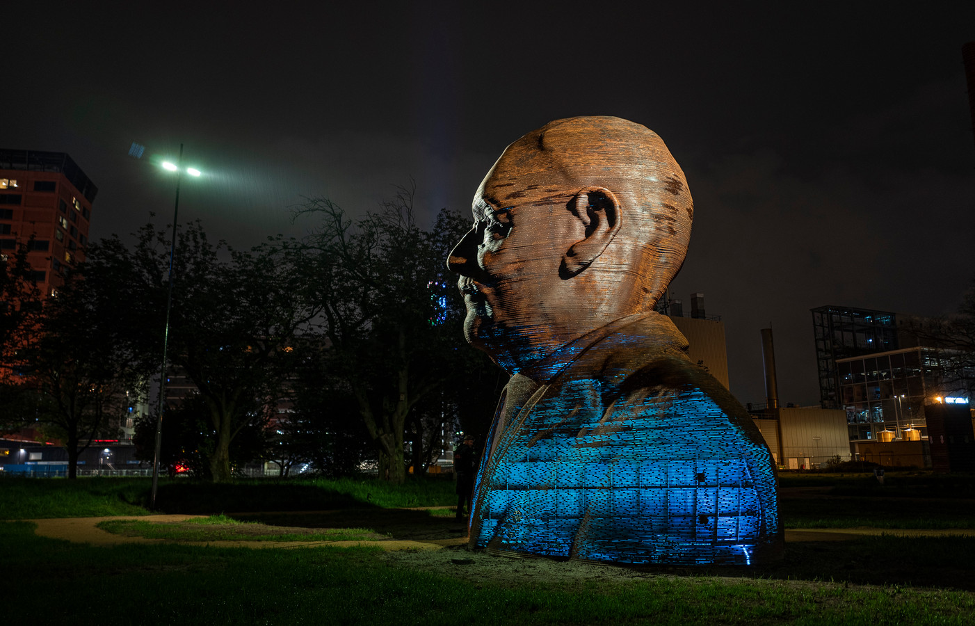 In de avonduren elk uur lichtshow rond beeld van ‘de grote vriendelijke ...