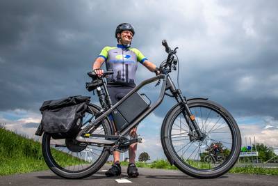 Zestig kilometer fietsen naar je werk? Anton (51) doet het, in zijn ...