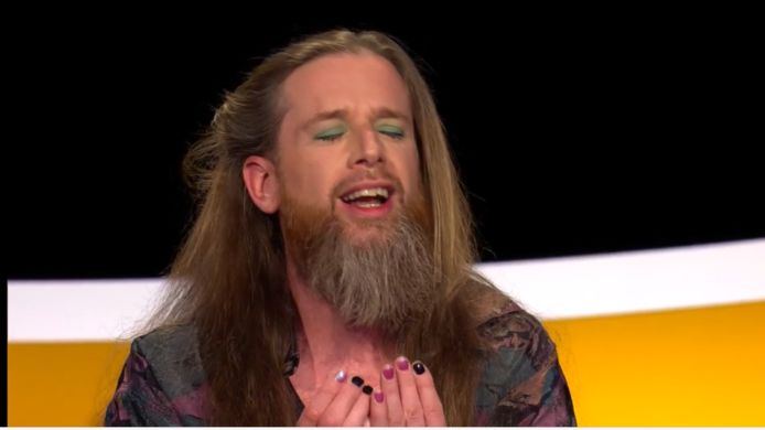 Als een Viking met groene oogschaduw en Crocs: zo intimideert Jeroen ...