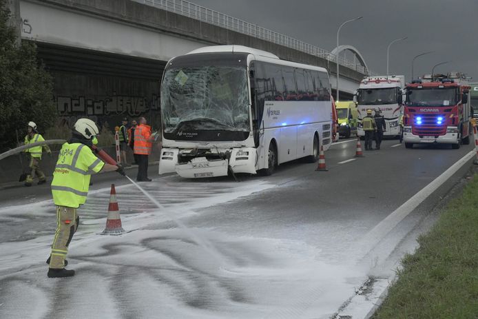 Buschauffeur gewond na ongeval op E19: anderhalf uur file naar ...