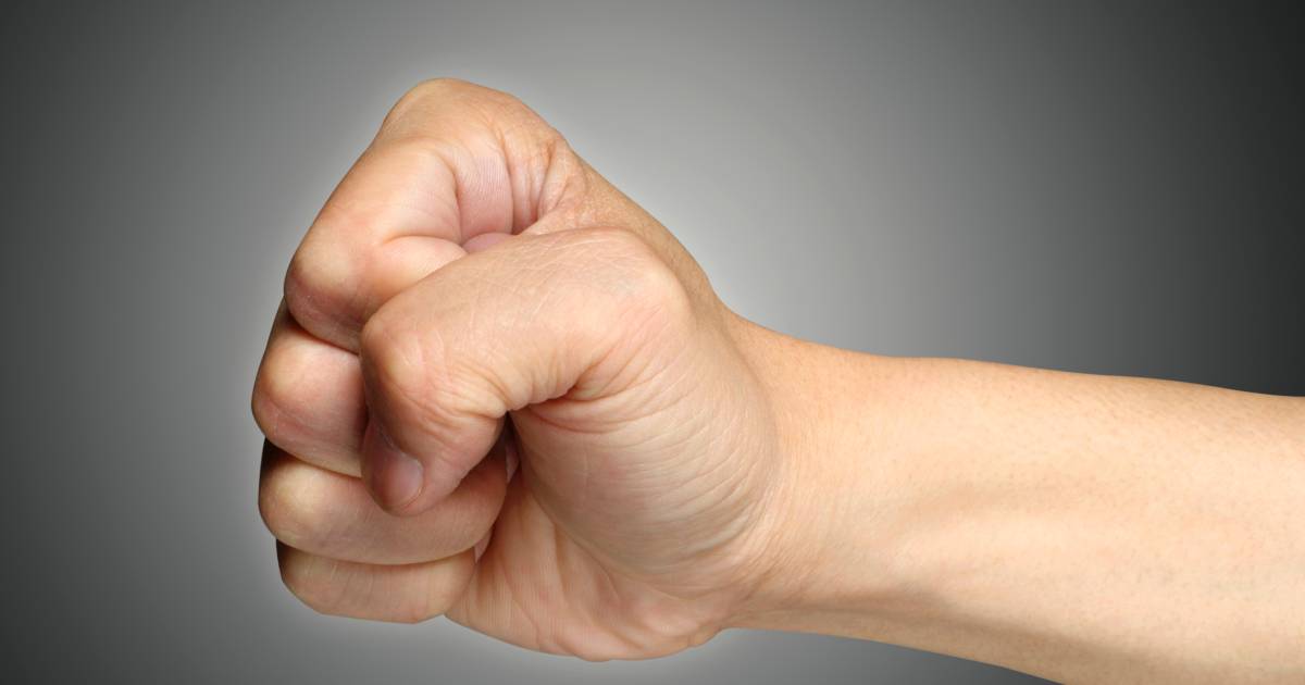 Verwarde man (26) mishandelt zeker zeven mensen én verwondt zichzelf ...