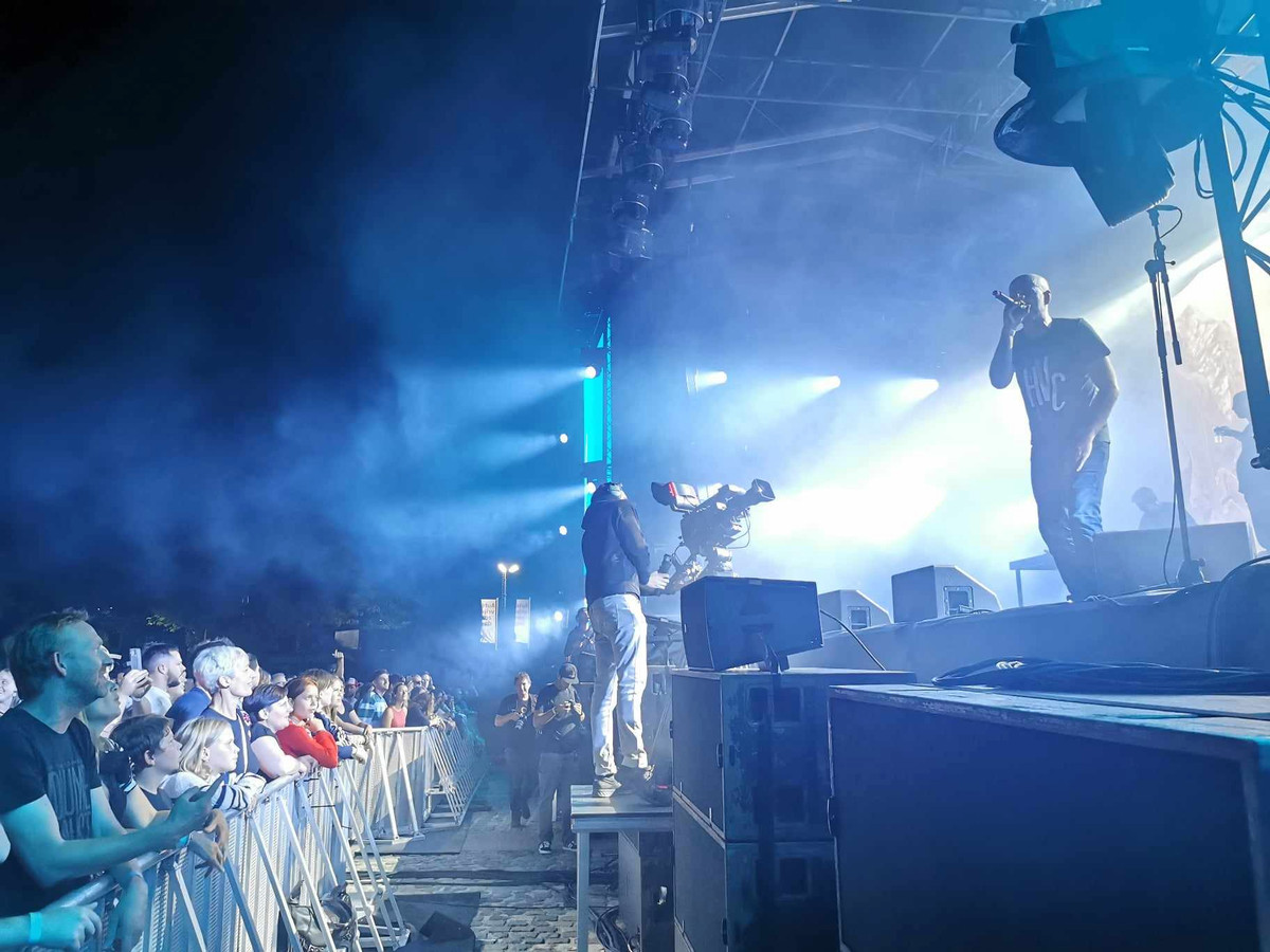 Achtduizend fans vieren zilveren jubileum ’t Hof van Commerce: “Trotser ...