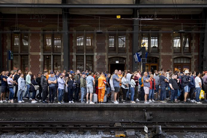 Formule 1-fans zorgen voor drukte op Amsterdam Centraal | Amsterdam | AD.nl