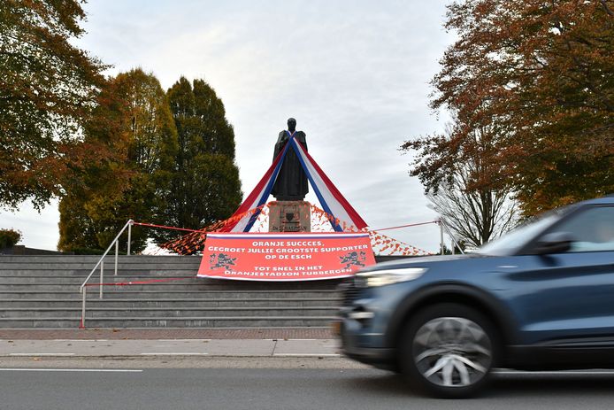 Metershoog standbeeld in Tubbergen versierd voor het WK voetbal ...