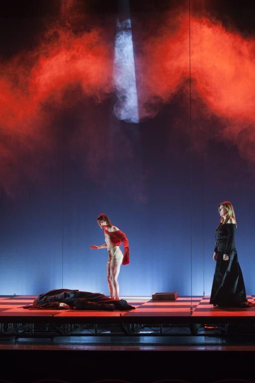 Het Toneel Speelt heeft succes met 'Gijsbrecht van Aemstel' | Foto | ed.nl