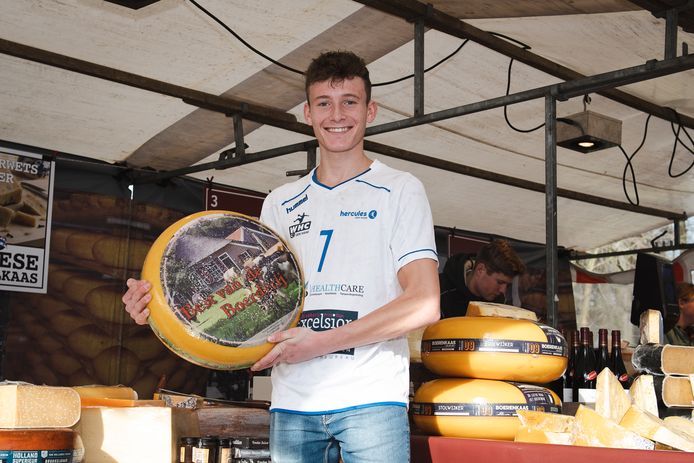 Handballer en kaasboer Koen (20) geniet op de markt: ‘Je bouwt een band ...