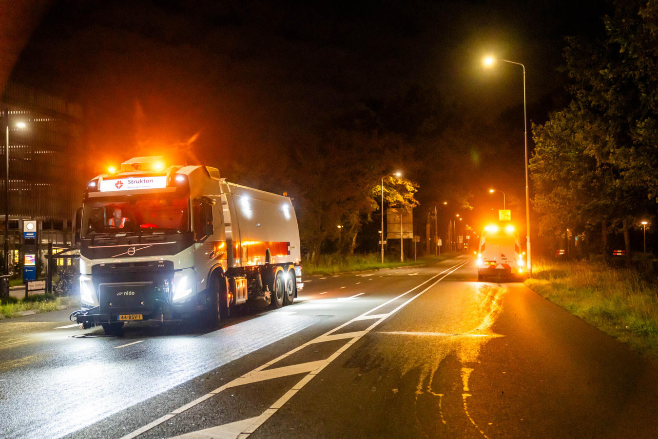 Bestuurder onder invloed raakt op verkeerde weghelft: botsing en gewonde tot gevolg | Foto | AD.nl
