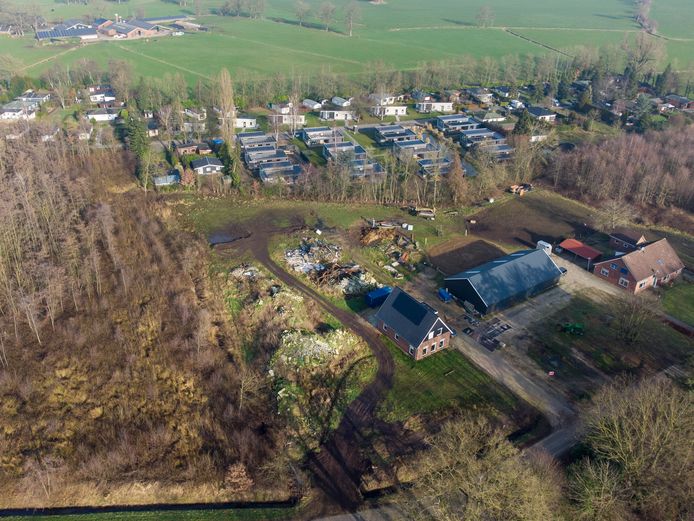 Enternaar ruimt bergen puin rond zijn huis al jaren niet op en dat komt ...