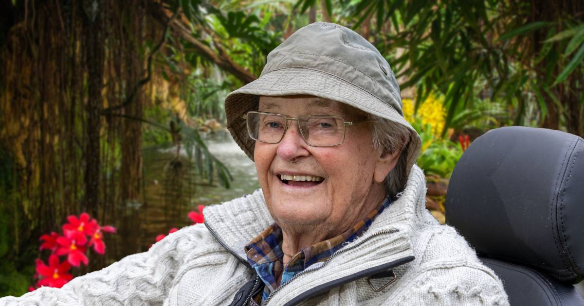 Trots ziet Thomas (100) hoe zijn kas uitgroeit tot populaire attractie ...