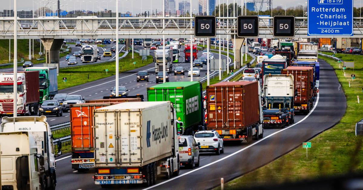 Hoofdrijbaan A15 weer vrij na opengeklapt matrixbord | Rotterdam | AD.nl