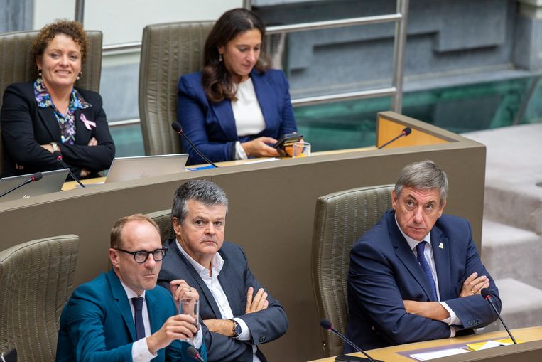 Ook Vlaamse regering bespaart 8 procent op ministerslonen | De Morgen