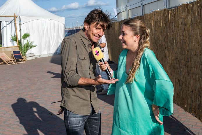 IN BEELD. ‘Reporter’ Zita Wauters legt papa Koen het vuur aan de ...