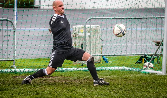 Vader Geert is trainer en zoon Arne doelman bij de Red Flamingos: “Ook ...