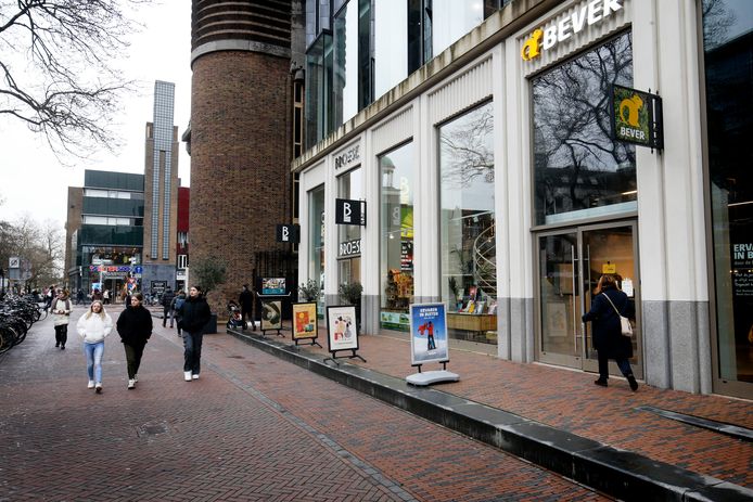 Als slachtoffer op de grond ligt in Utrecht, schoppen twee neven tegen ...