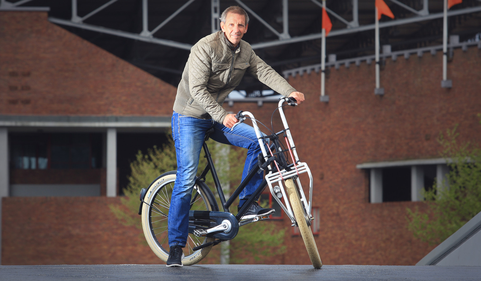 Ex-wielerkampioen Rooks regelt hoogwerker om moeder (82) weer te zien ...