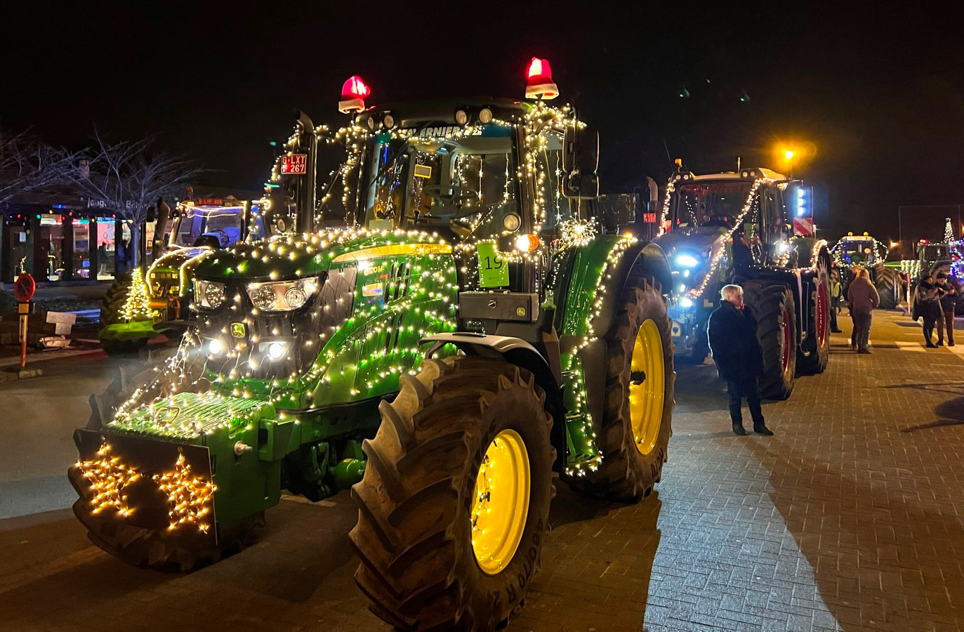 Indrukwekkende kerstparade met 56 verlichte tractoren door straten van Lede | Foto | hln.be