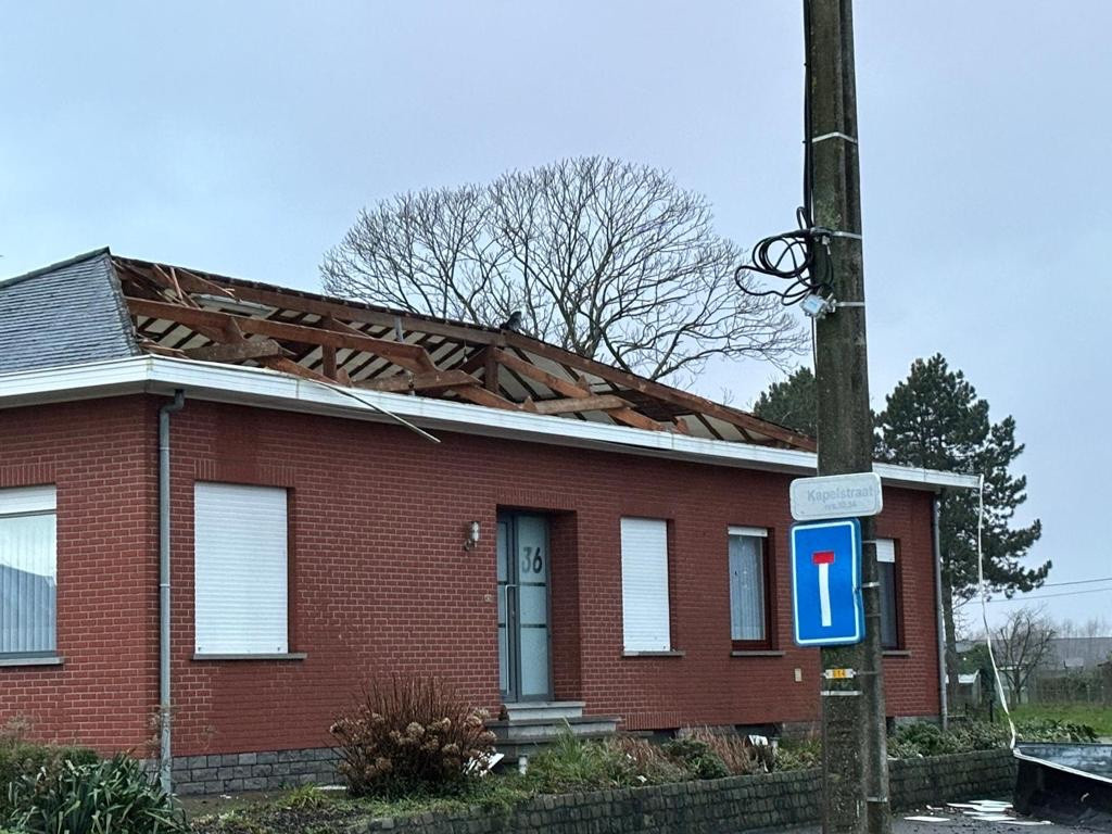 KIJK. Beelden tonen hoe windhoos over Onze-Lieve-Vrouw-Waver en Putte ...