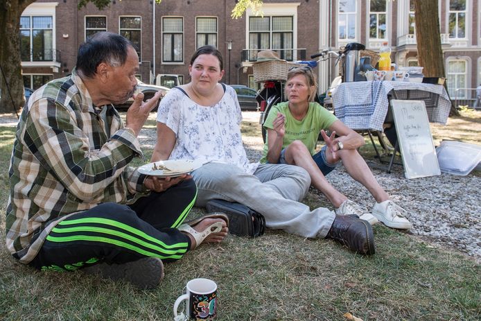 Tielse BAKfiets brengt daklozen maaltijd, soep én gebak: ‘Voor degenen ...