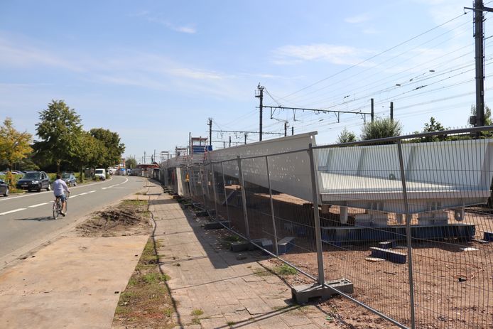Fietsbrug Vijfstraten ligt klaar om geplaatst te worden: alle onderdelen toegekomen op werf ...