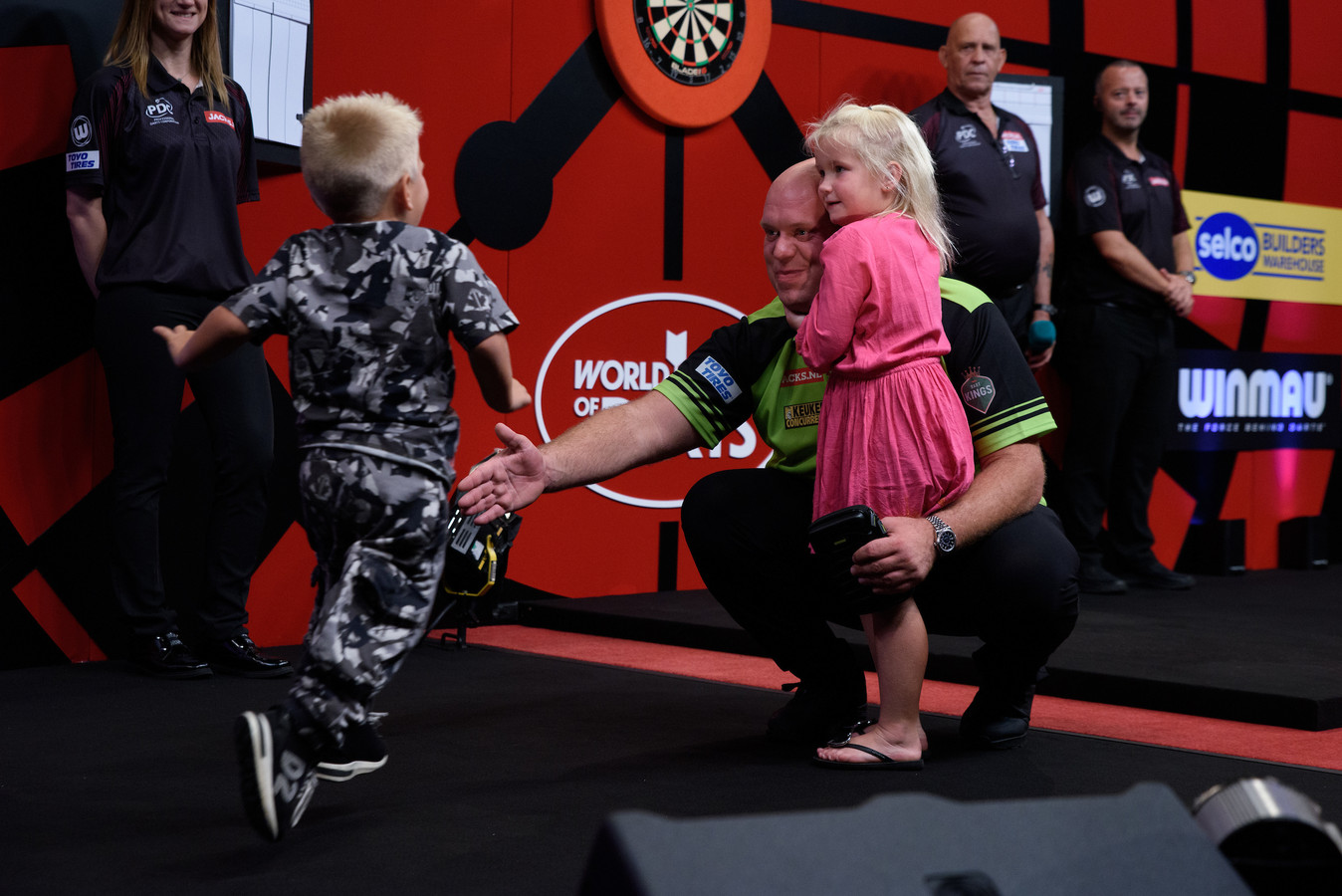 Michael van Gerwen schittert in bijzijn van complete gezin, Raymond van ...