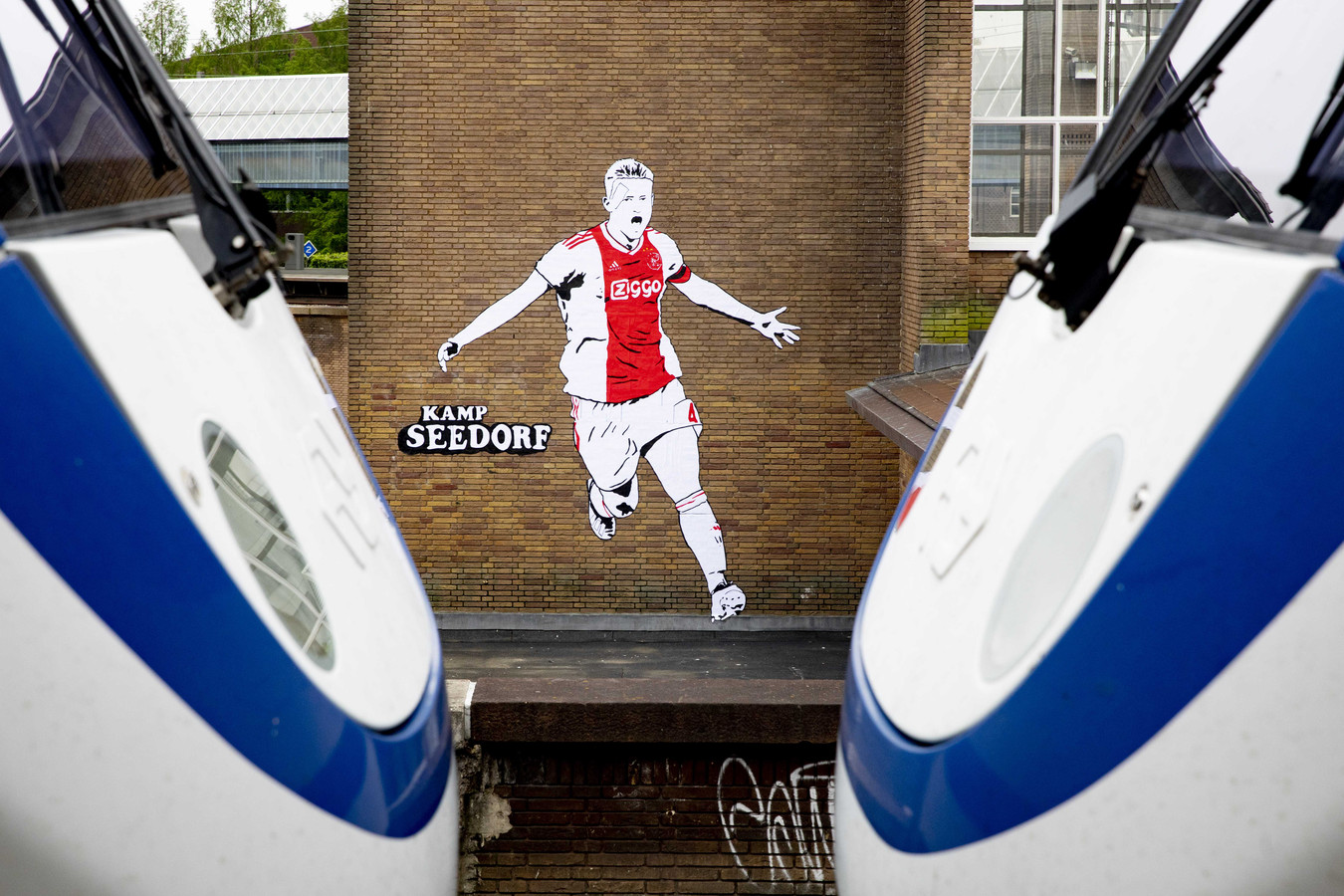 Internationaal straatkunstcollectief eert Eddy Wally met muurtekening ...