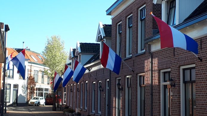 De vlaggen wapperen om 75 jaar vrijheid in deze onzekere tijd toch te ...
