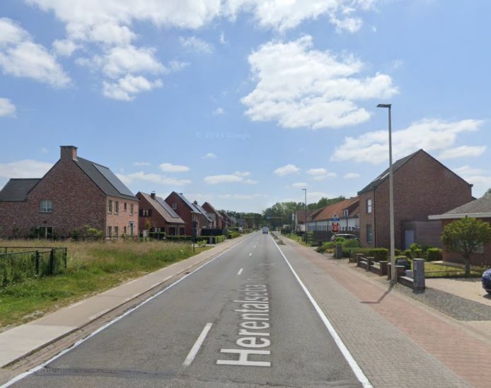 Vrachtwagen belandt in gracht op de N153 in Oostmalle: chauffeur ...