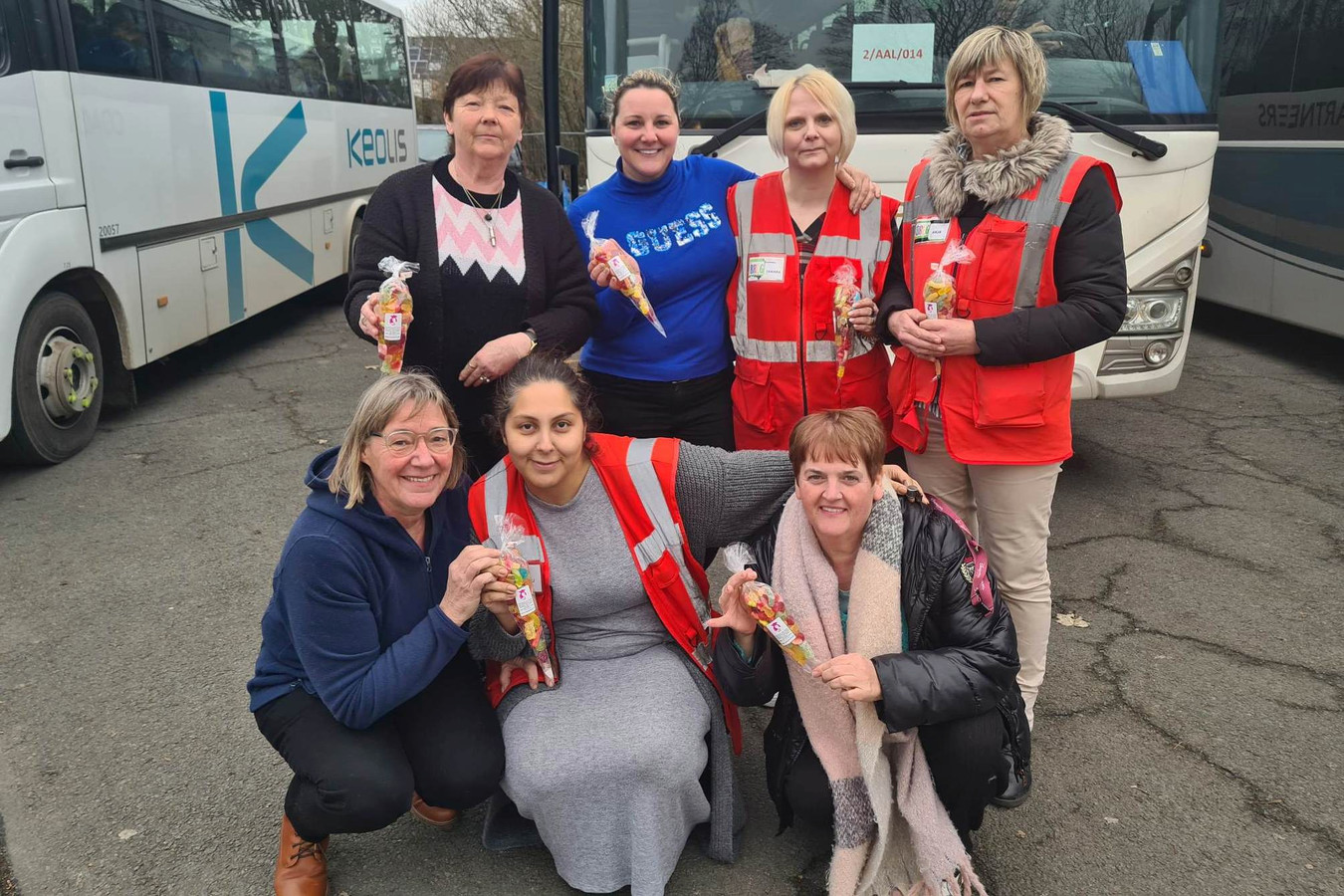 Busbegeleiders BSBO De Brug verkopen snoep om Turks thuisdorp collega ...