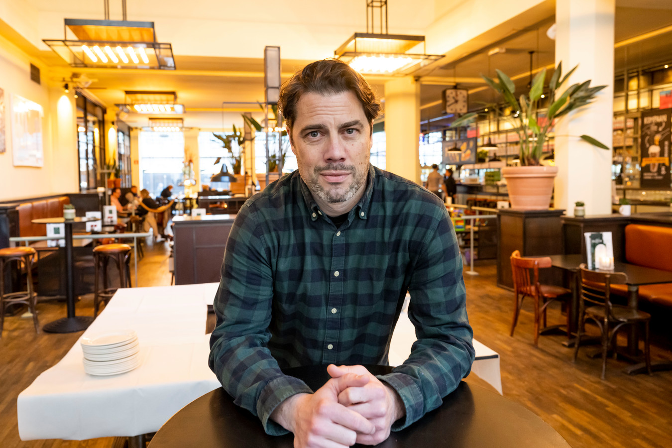 Cynische humor houdt film over Richard de Mos en zijn corruptiezaak ...