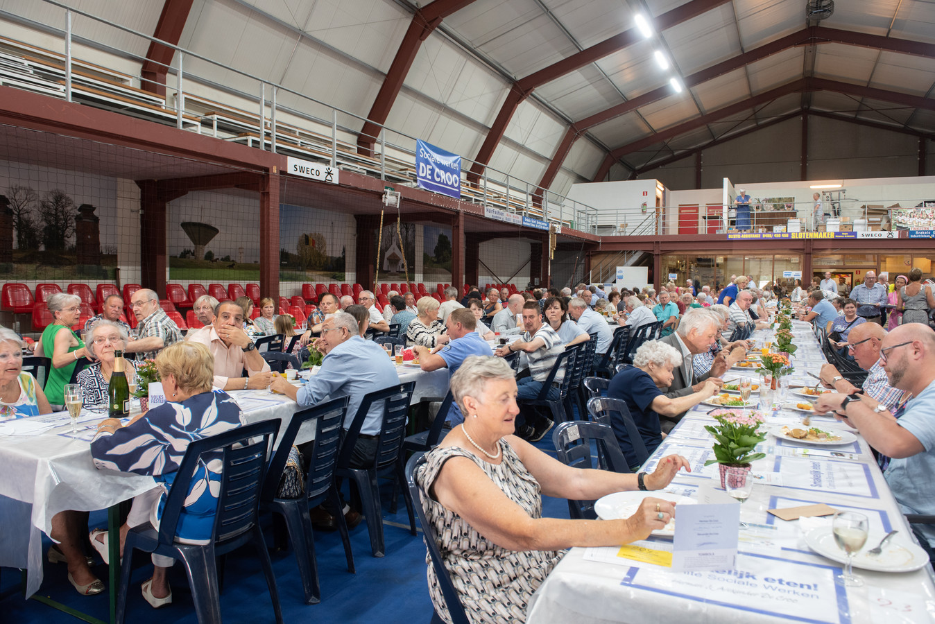 Open Vld keldert in opiniepeiling, maar premier De Croo weet in ...